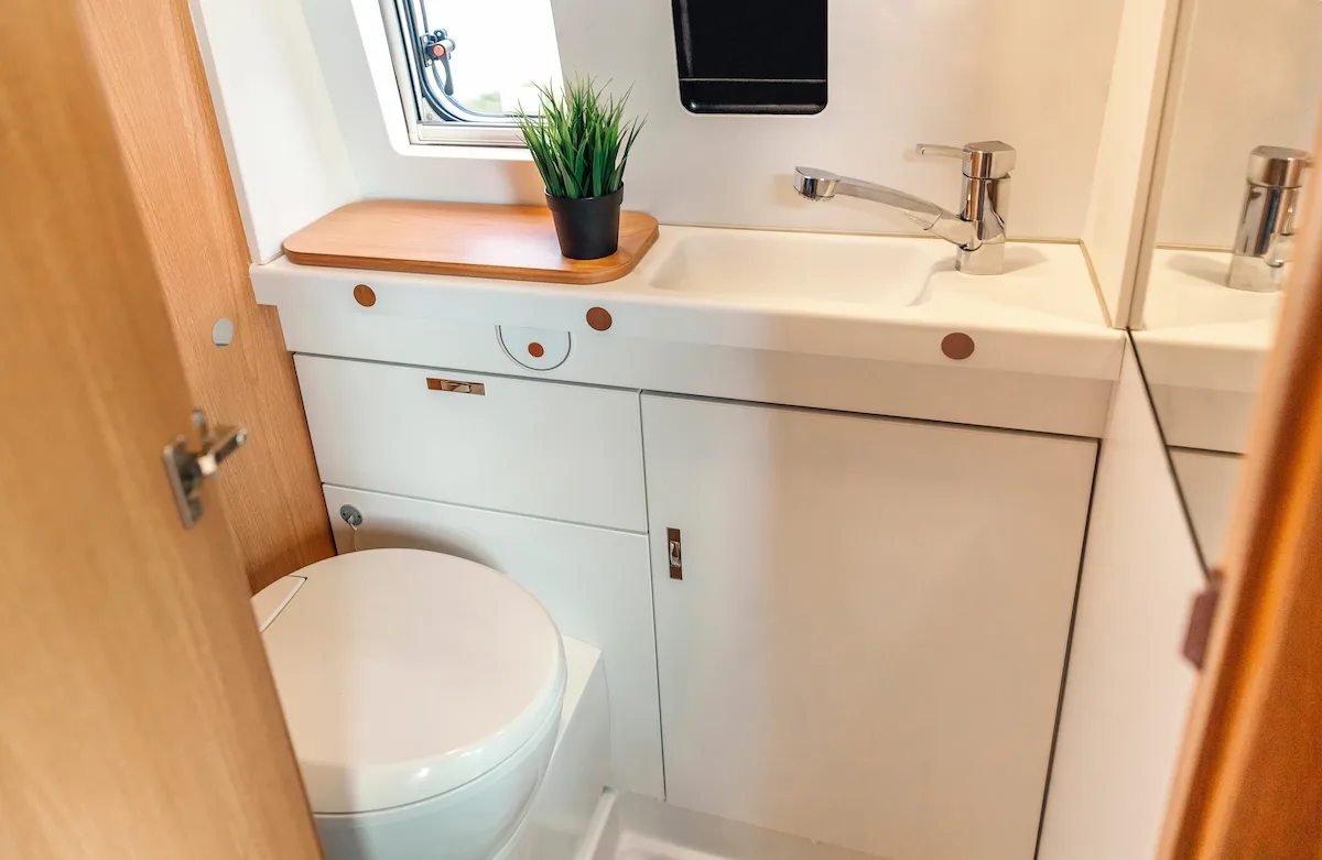 Instalación de Lavabo WC Autocaravanas | Autocaravanas Gayo